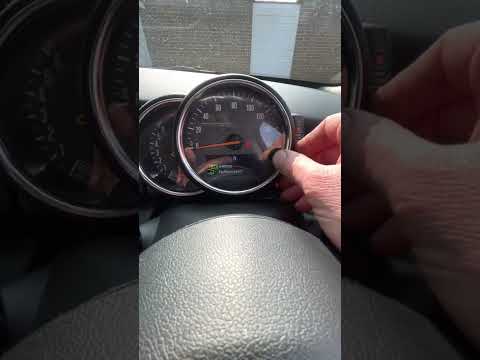 Come resettare la spia del cambio delle pastiglie dei freni della Mini ...