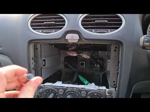 Guide to replacing the air conditioning controls of the Ford Focus ...