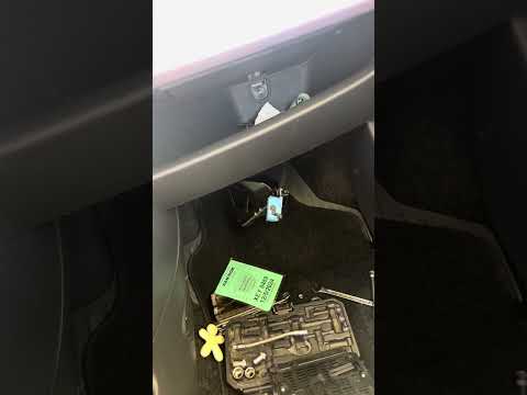 Hoe wordt de Blue and Me module van de Fiat 500 gedemonteerd? (met video)